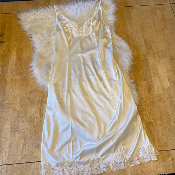 Bali | Intimates & Sleepwear | Vintage 9s 80s Cream Lace Midi Slip Bali ...